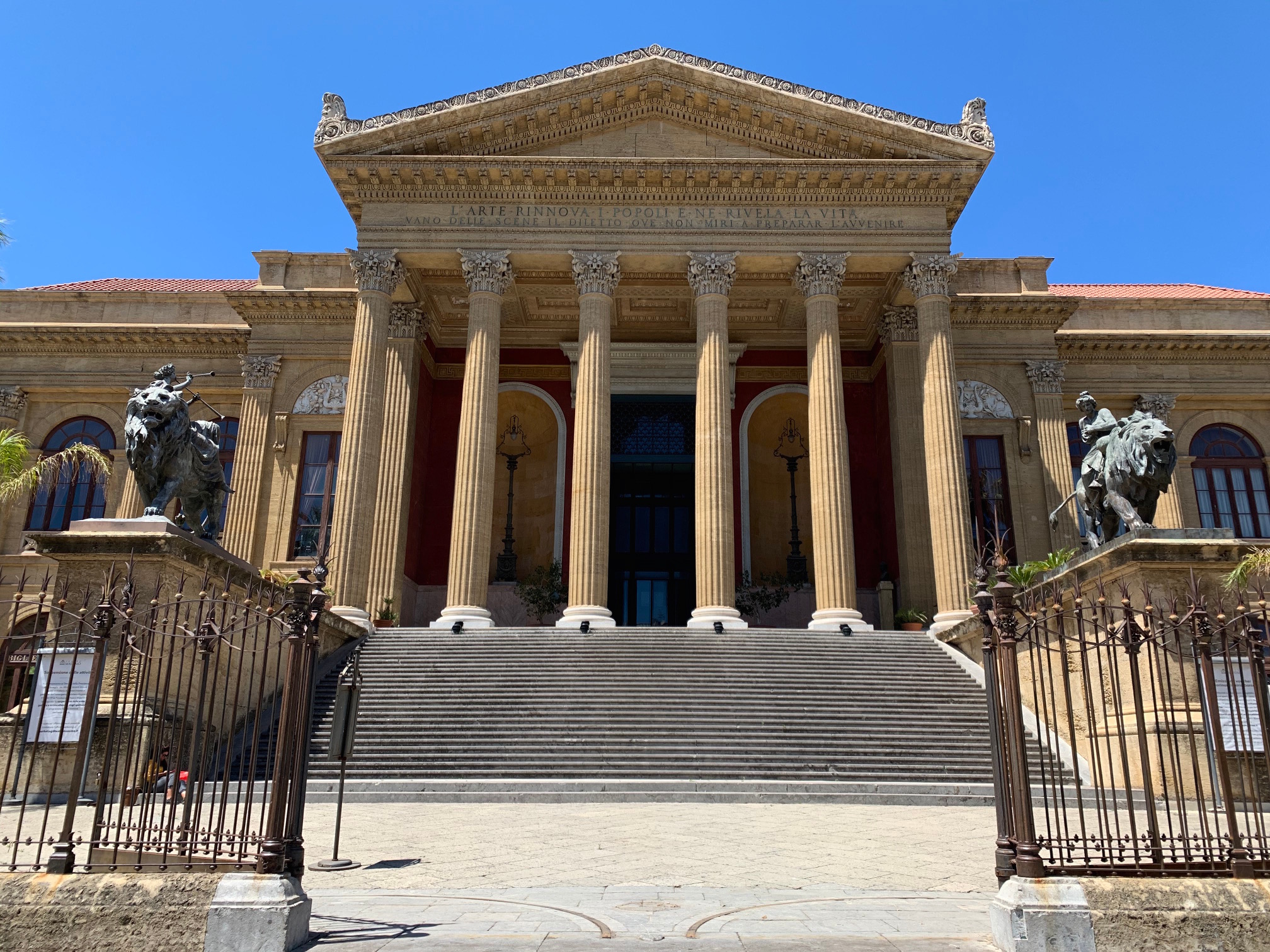 The Teatro Massimo of Palermo reopens its gates and monumental gate ...